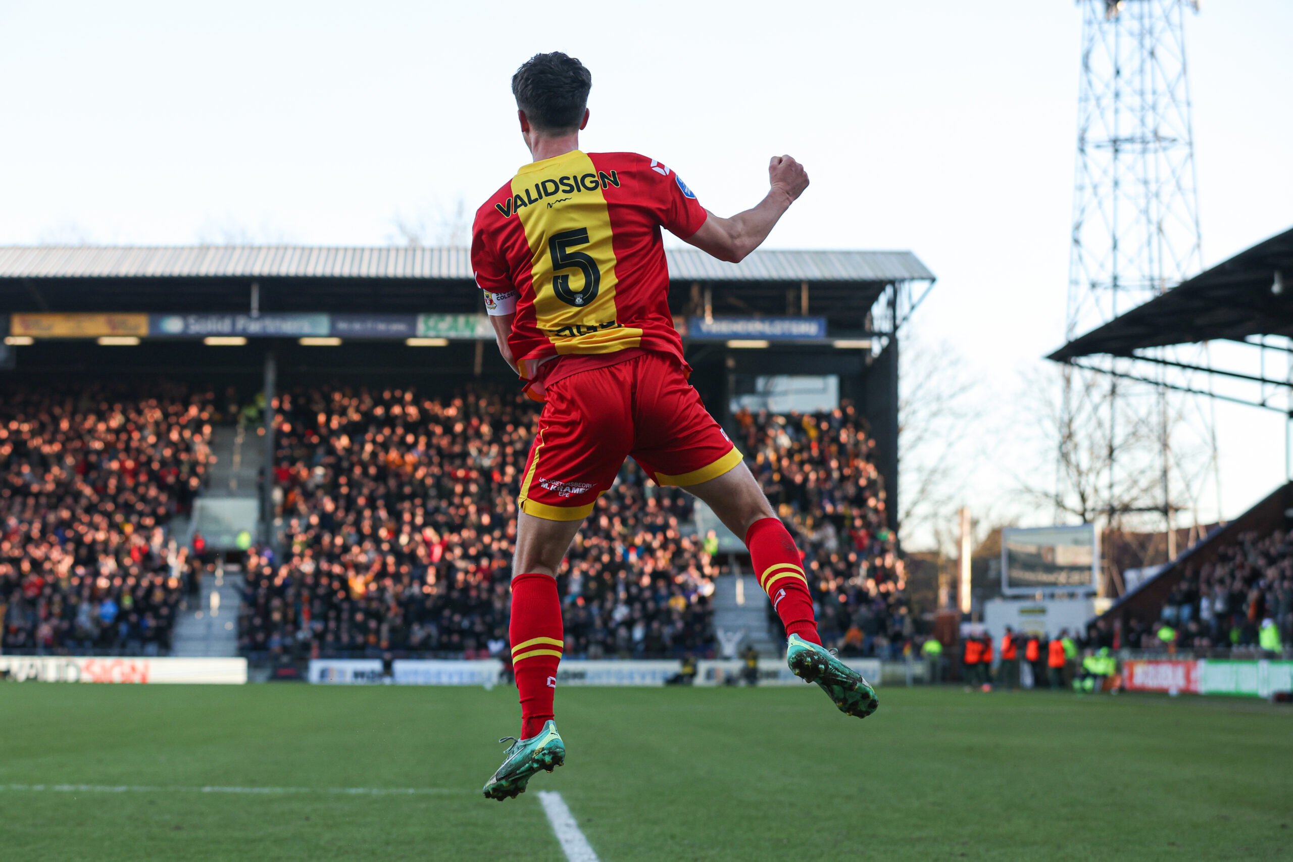 Beladen duel in sfeervolle Adelaarshorst eindigt in 2-2 - Deventer Voetbal