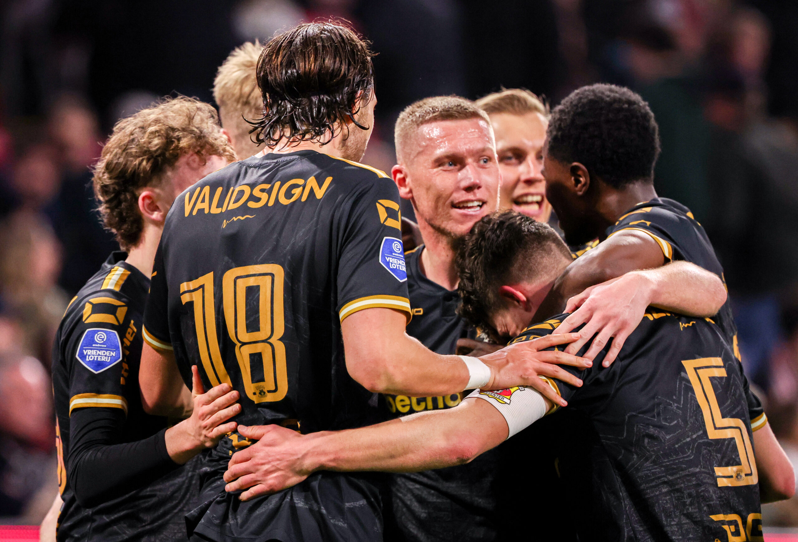 Last minute treffer van Kuipers goed voor een punt bij Ajax - Deventer ...