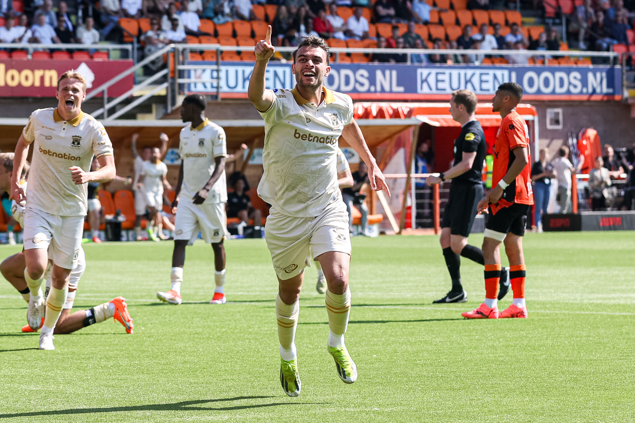 Go Ahead Eagles speelt matig, maar pakt wel overwinning in Volendam ...