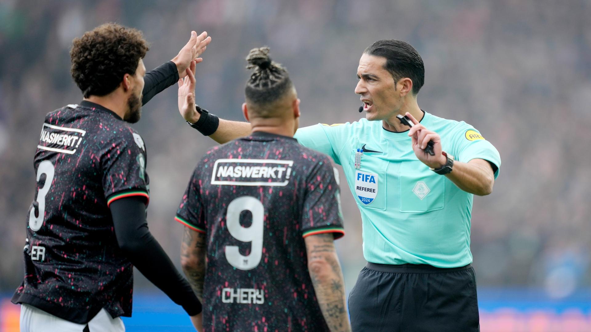 KNVB zet door. ‘Alleen aanvoerders nog in discussie met scheidsrechter ...